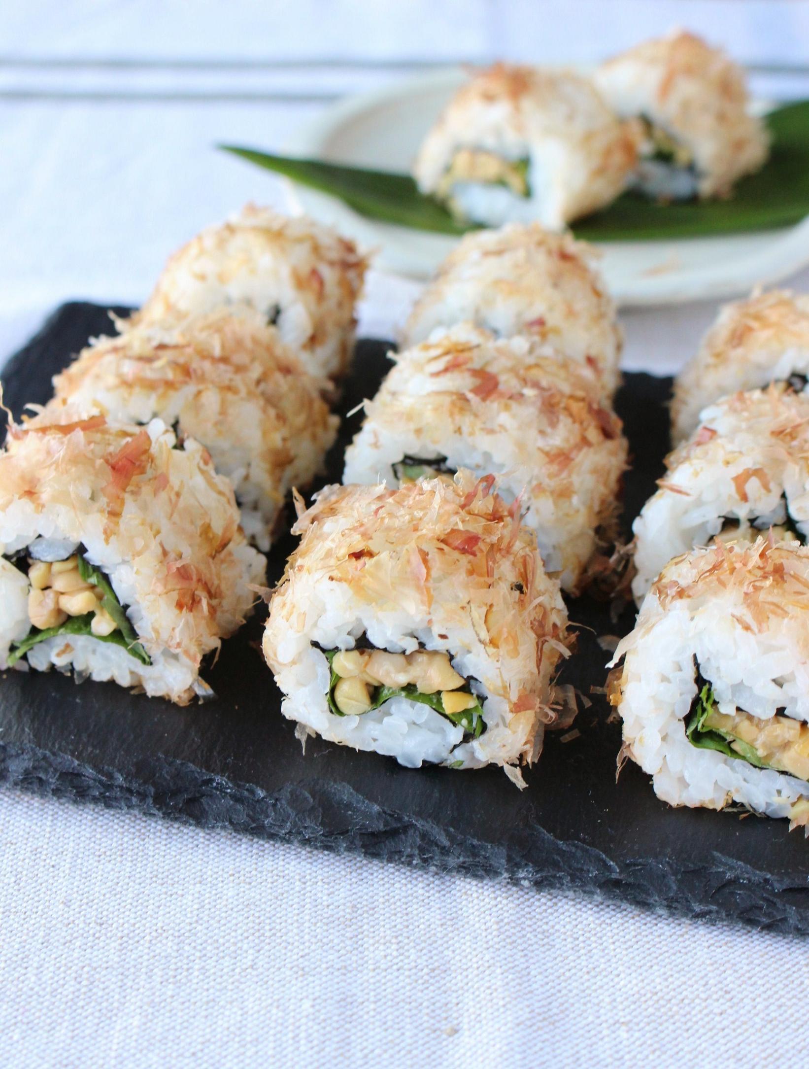 裏巻きおかか納豆巻き｜フードコーディネーターによる「クッキングアートサイト美膳」